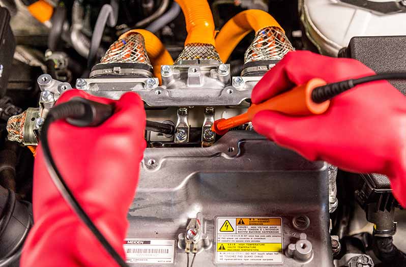 High voltage in the automotive workshop: are you in a good position?